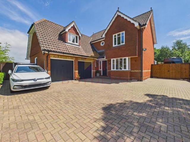 5 bedroom detached house for sale