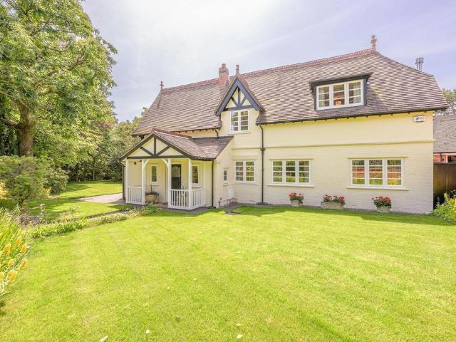 5 bedroom detached house for sale