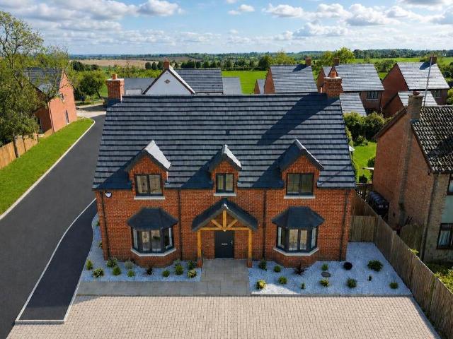 5 bedroom detached house for sale