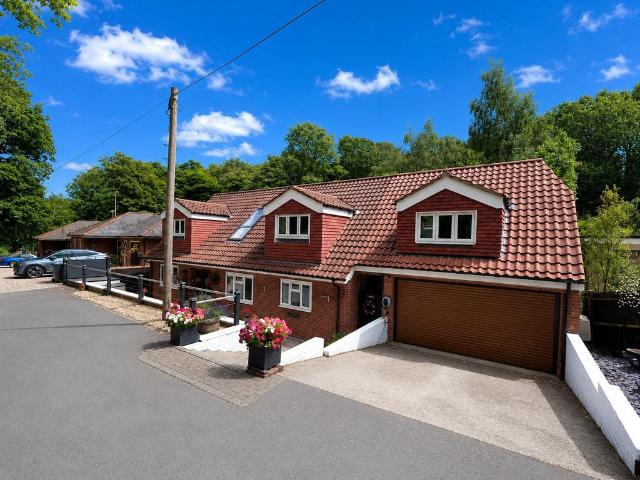 5 bedroom detached house for sale