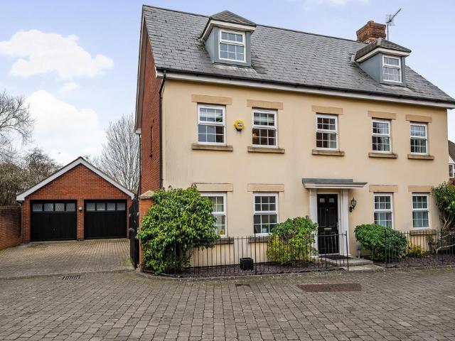 5 bedroom detached house for sale