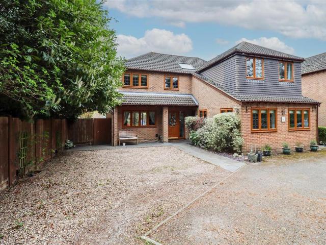 5 bedroom detached house for sale