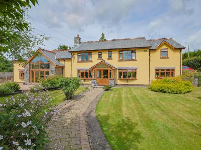 5 bedroom detached house for sale