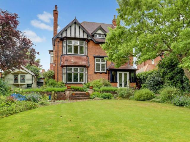 5 bedroom detached house for sale
