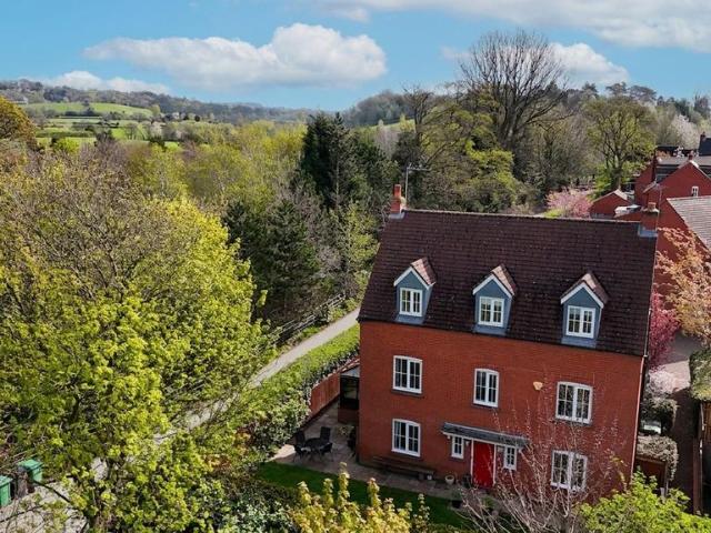 5 bedroom detached house for sale