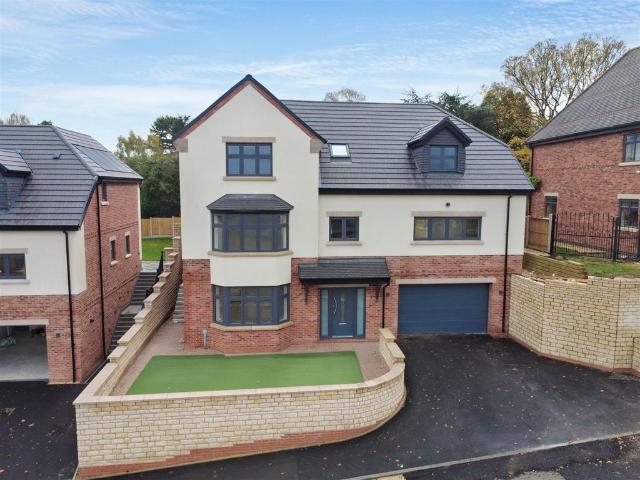 5 bedroom detached house for sale