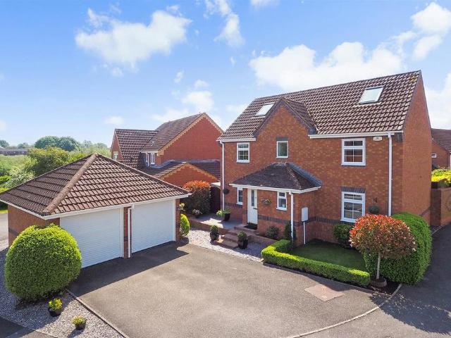 4 bedroom detached house for sale