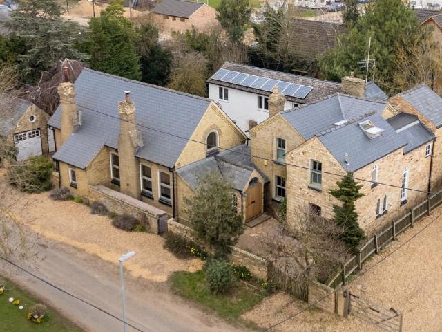5 bedroom detached house for sale