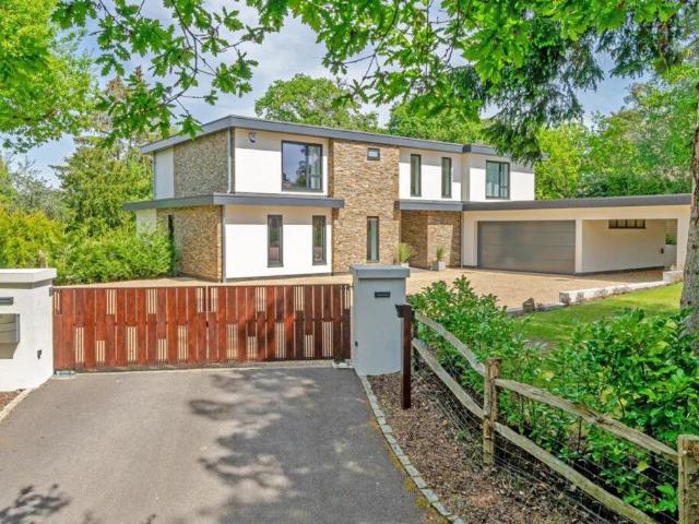 5 bedroom detached house for sale