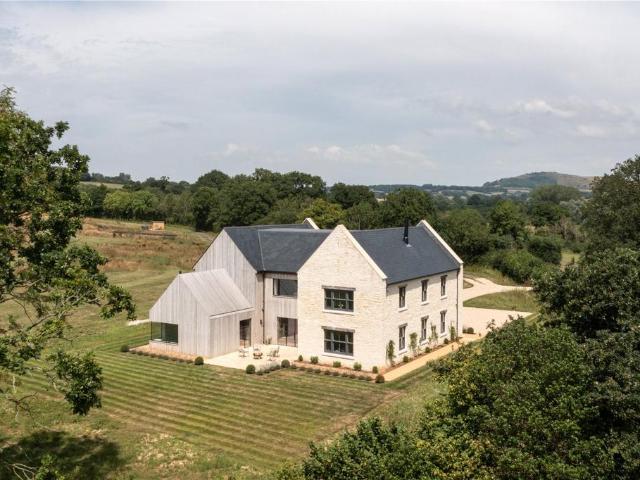 5 bedroom detached house for sale