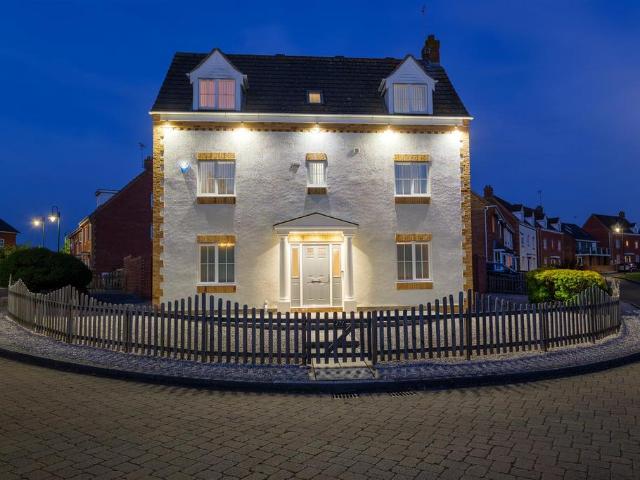 5 bedroom detached house for sale