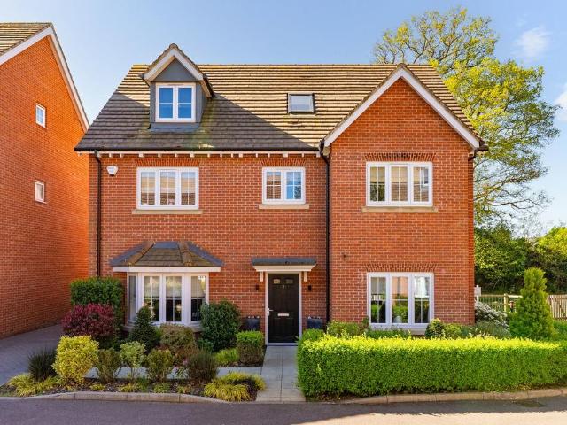 5 bedroom detached house for sale