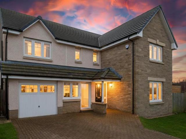 5 bedroom detached house for sale