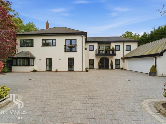 5 bedroom detached house for sale