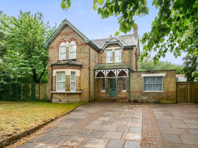 5 bedroom detached house for sale