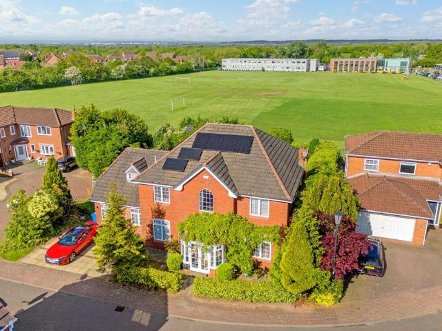 5 bedroom detached house for sale