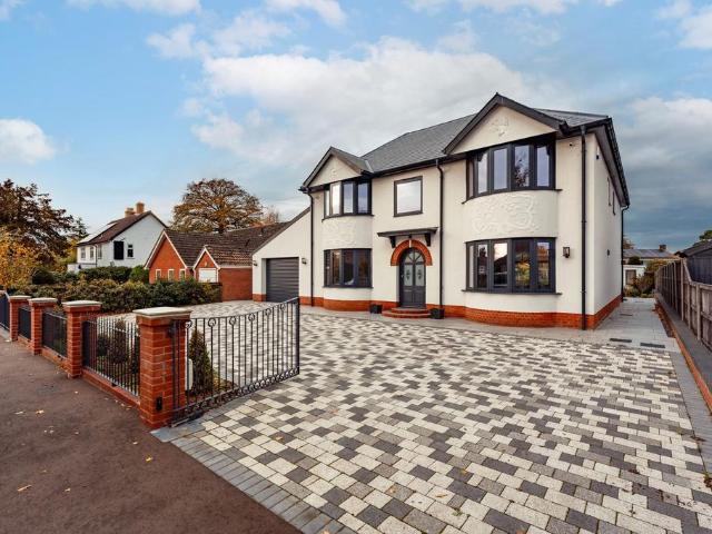 5 bedroom detached house for sale