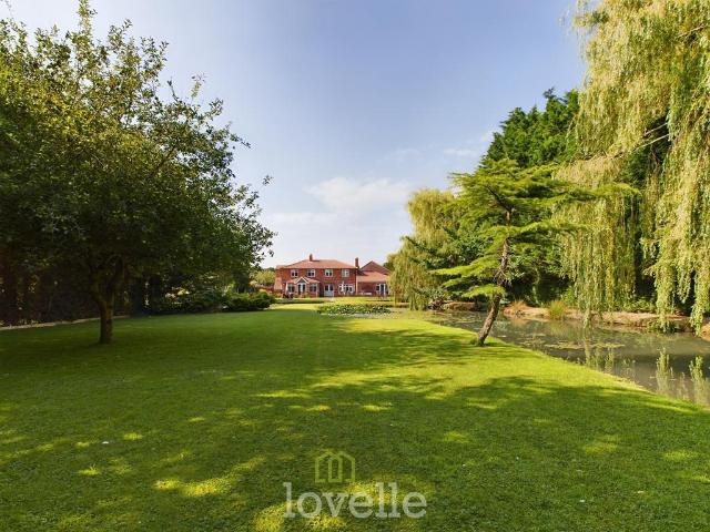 5 bedroom detached house for sale
