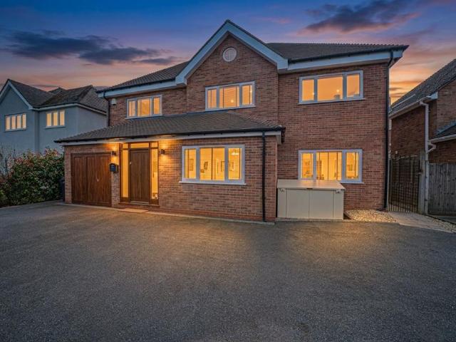5 bedroom detached house for sale