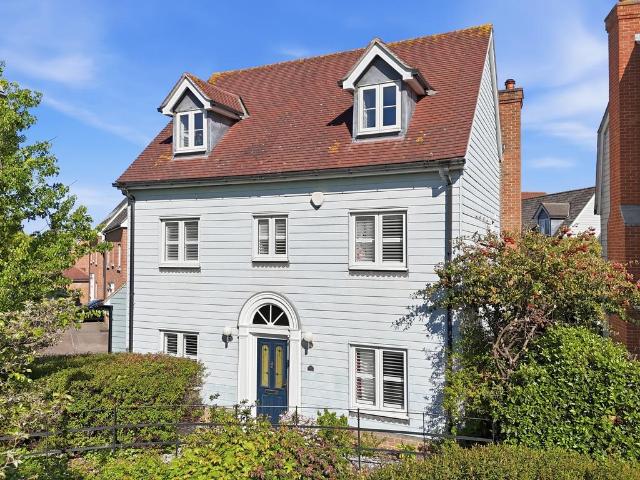 5 bedroom detached house for sale