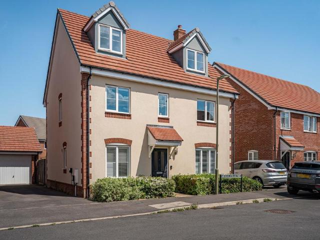 5 bedroom detached house for sale