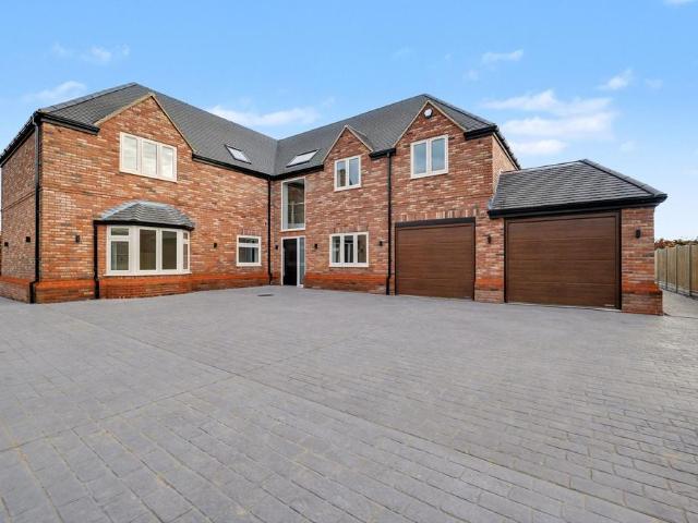 5 bedroom detached house for sale