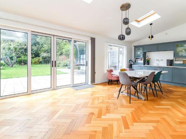 5 bedroom detached house for sale