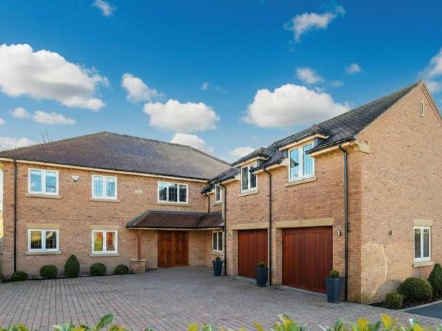 5 bedroom detached house for sale