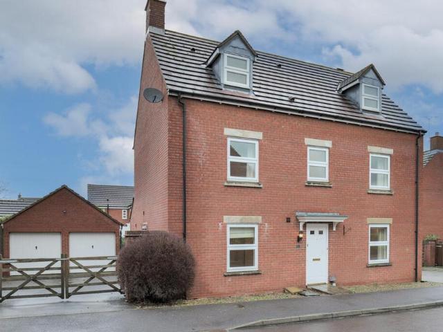 5 bedroom detached house for sale