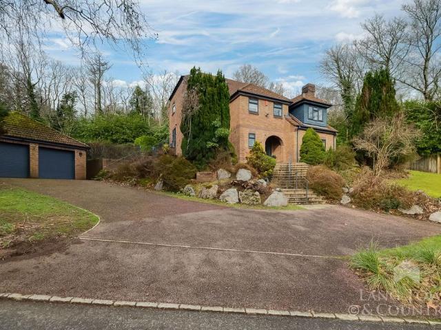5 bedroom detached house for sale