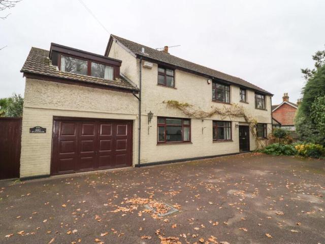5 bedroom detached house for sale