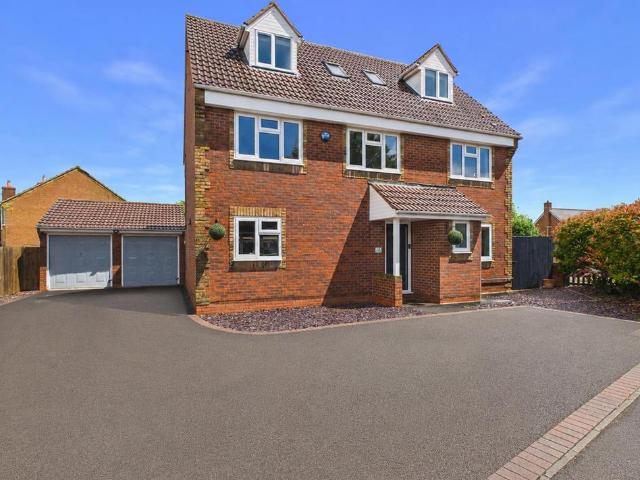 5 bedroom detached house for sale