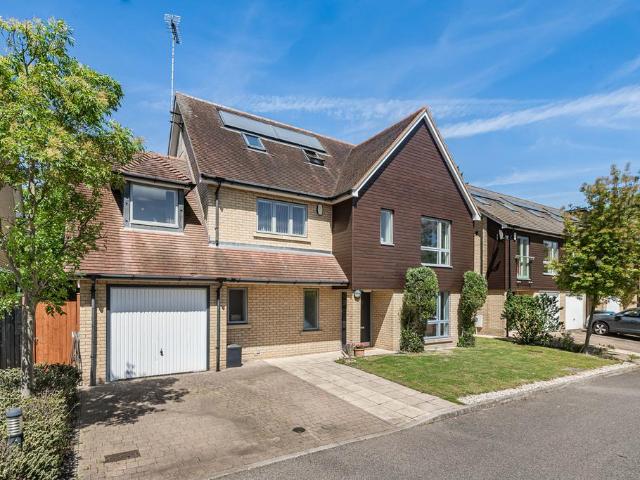 5 bedroom detached house for sale