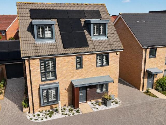 5 bedroom detached house for sale