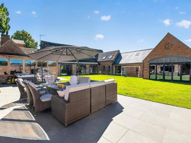 5 bedroom detached house for sale
