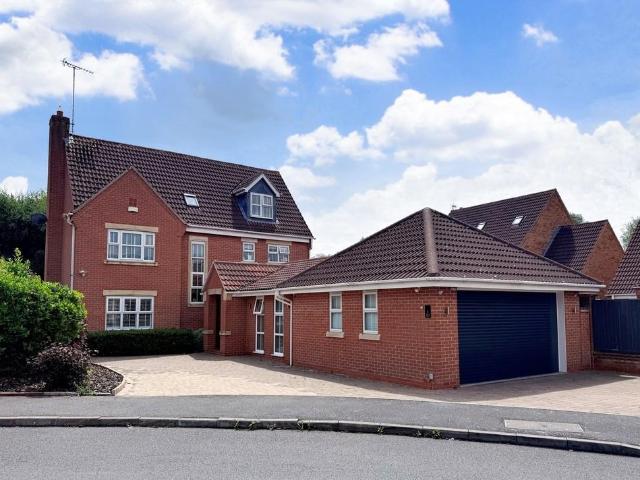 5 bedroom detached house for sale