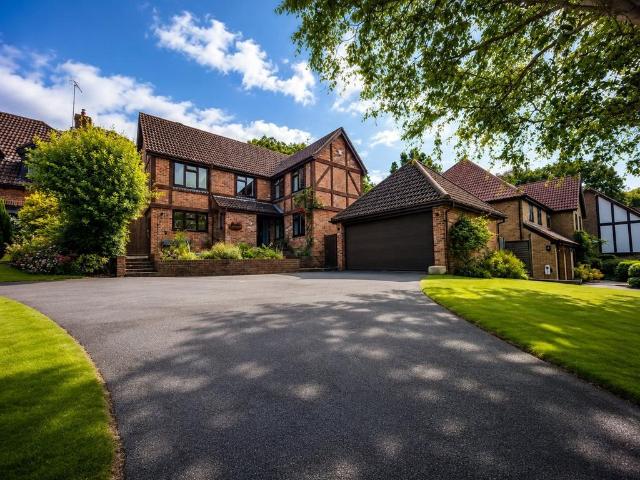 5 bedroom detached house for sale