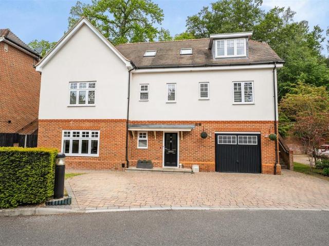 5 bedroom detached house for sale