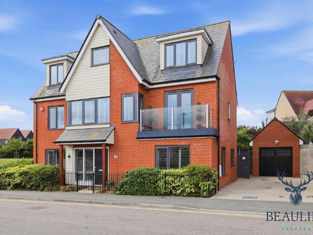 5 bedroom detached house for sale