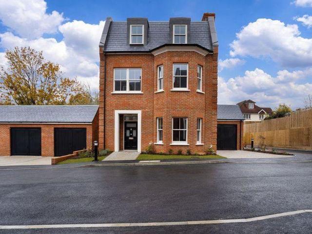5 bedroom detached house for sale