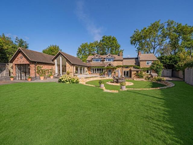 5 bedroom detached house for sale