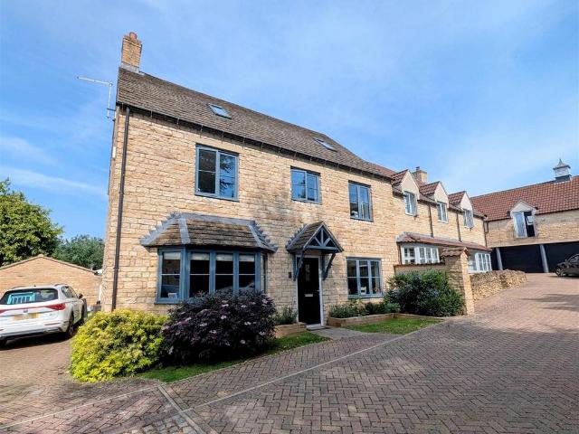5 bedroom detached house for sale