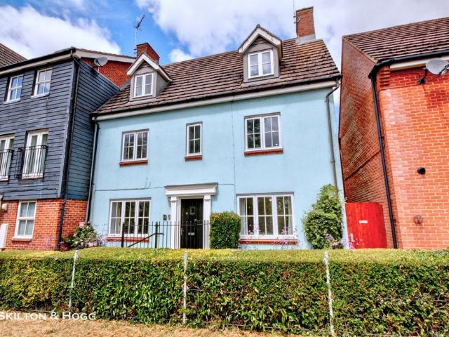 5 bedroom detached house for sale
