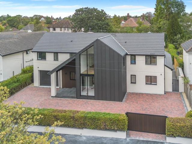 5 bedroom detached house for sale