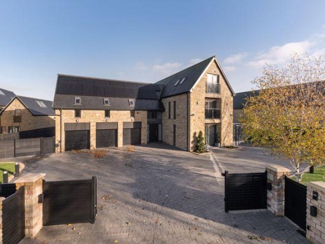 6 bedroom detached house for sale