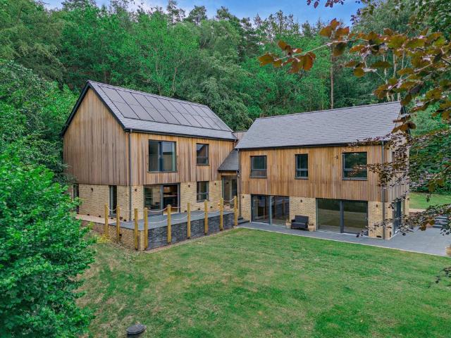 5 bedroom detached house for sale