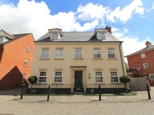 5 bedroom detached house for sale