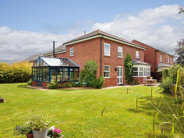 5 bedroom detached house for sale