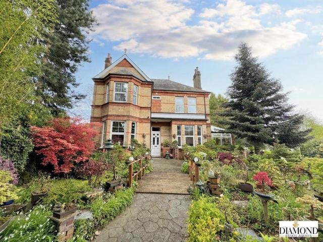 5 bedroom detached house for sale
