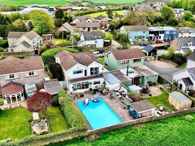 5 bedroom detached house for sale